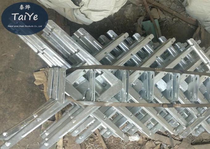Hot Dipped Galvanized Barbed Wire Fence Brackets Durable 50-60cm Height