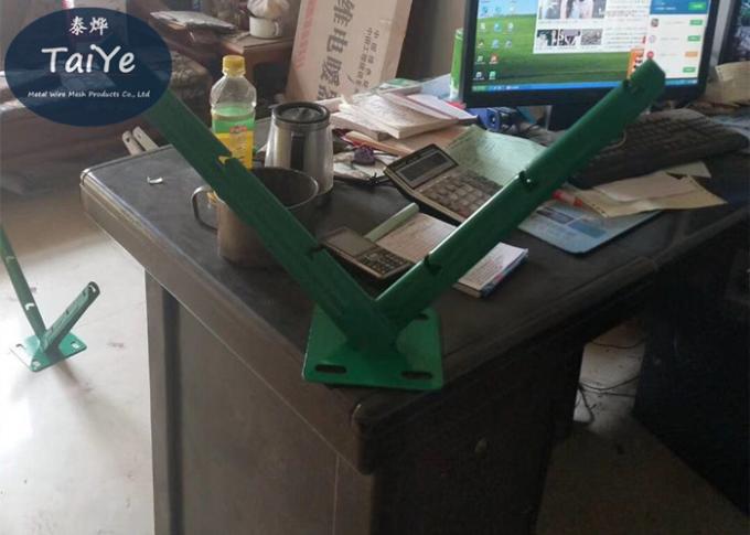 V Shape Razor Wire Brackets Strong Chain Link Fence Barb Wire Holder