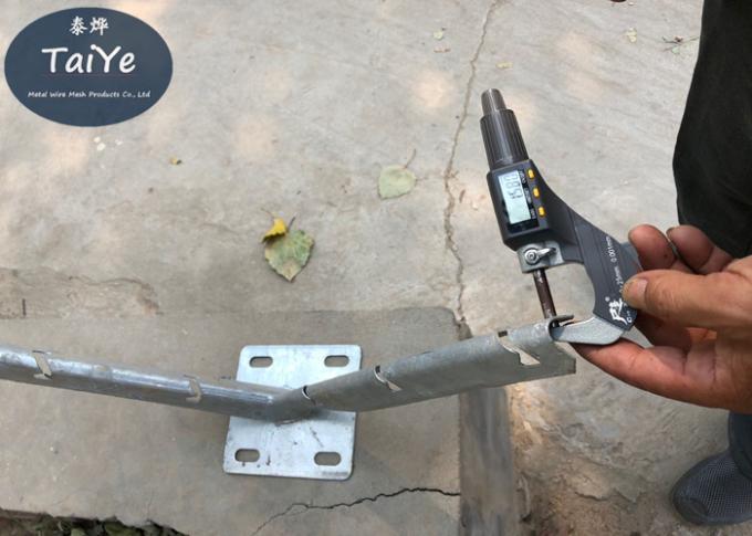 Hot Dipped Galvanized Barb Wire Brackets For Fencing Corrosion Resistant