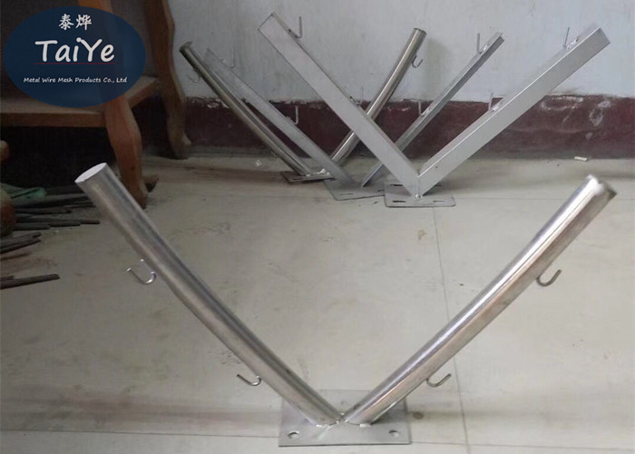 Round Tube Barbed Wire Fence Post V Razor Wire Brackets With 4 Strands